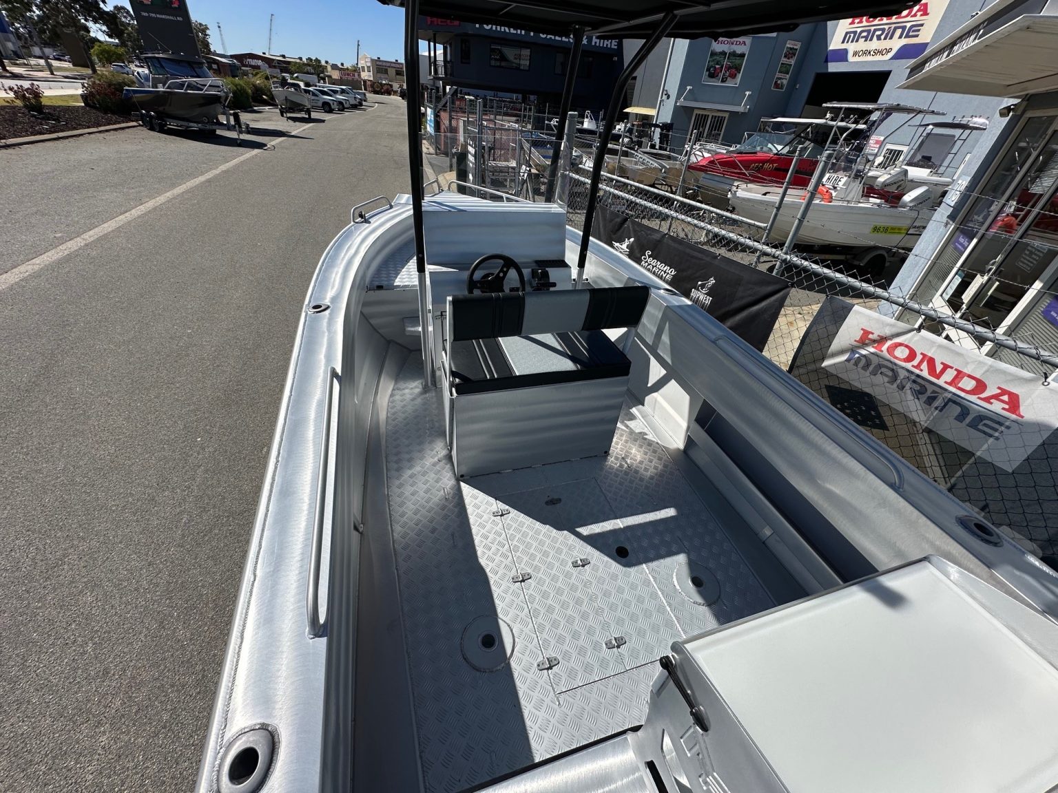 Mclay 531 Fortress Wide Body Centre Console – Searano Marine | Boat ...